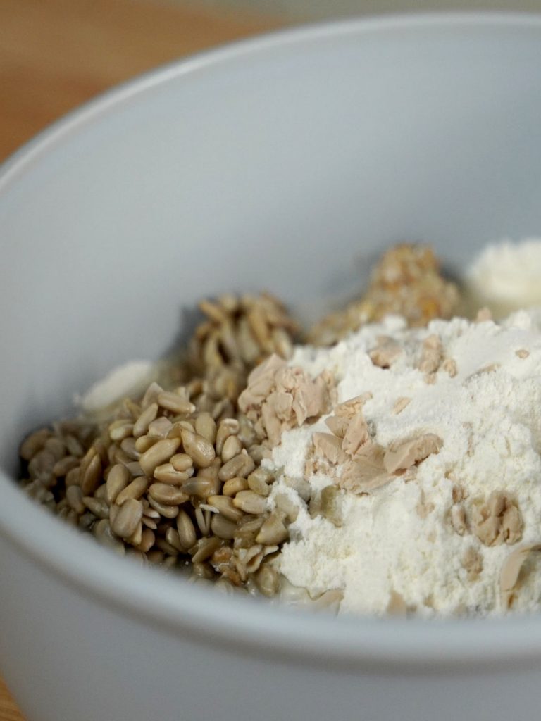 Brotbacken für Einsteiger #7 - Teig von Hand kneten - BrotAberLecker