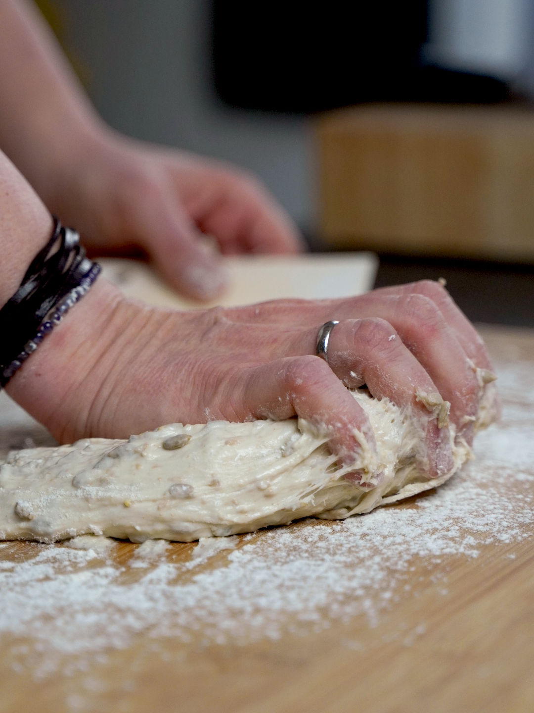 Brotbacken für Einsteiger #7 - Teig von Hand kneten - BrotAberLecker