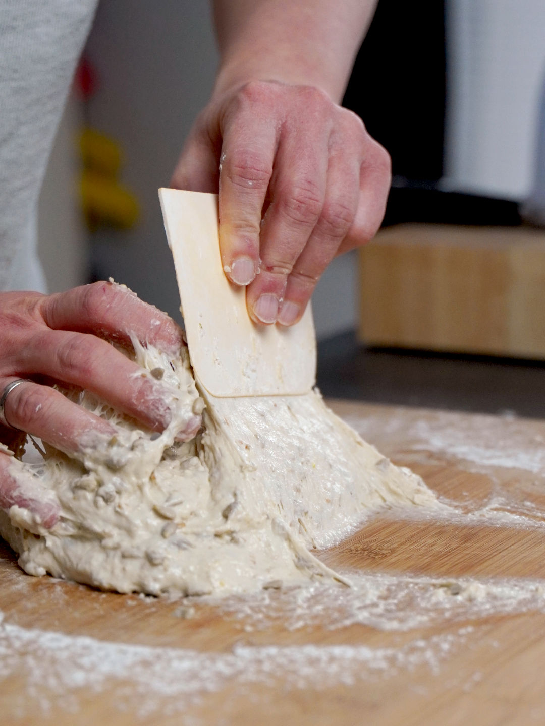 Brotbacken für Einsteiger #7 - Teig von Hand kneten - BrotAberLecker